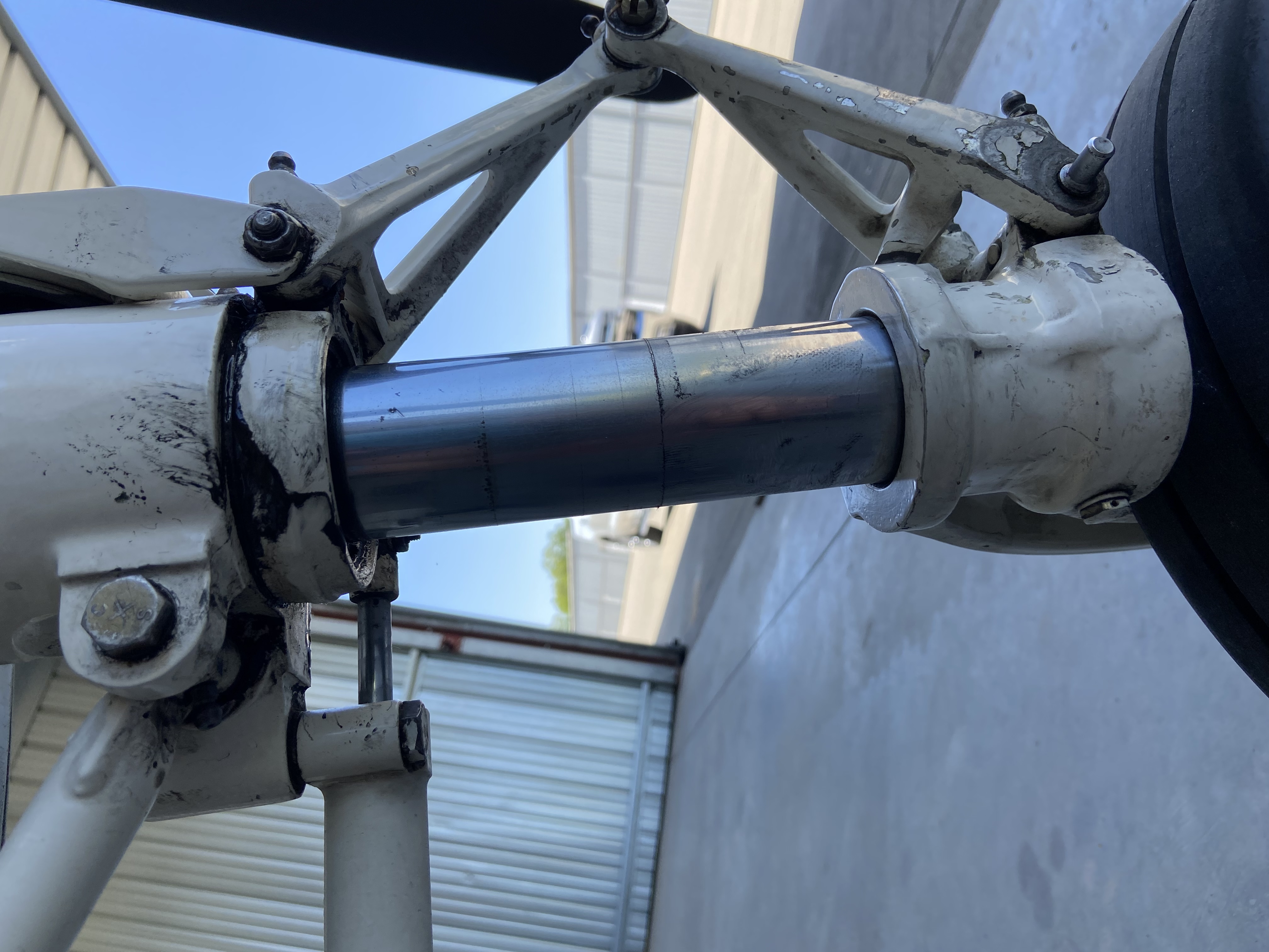 Nose gear grease leak